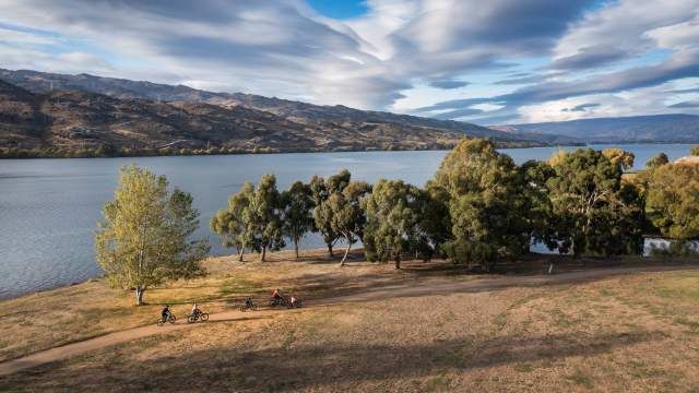 An easy family bike ride on the Lake Dunstan Trail. | Otago Trail Hub