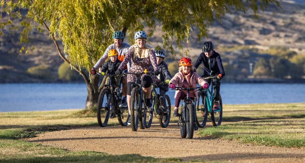 An easy family bike ride on the Lake Dunstan Trail. | Otago Trail Hub