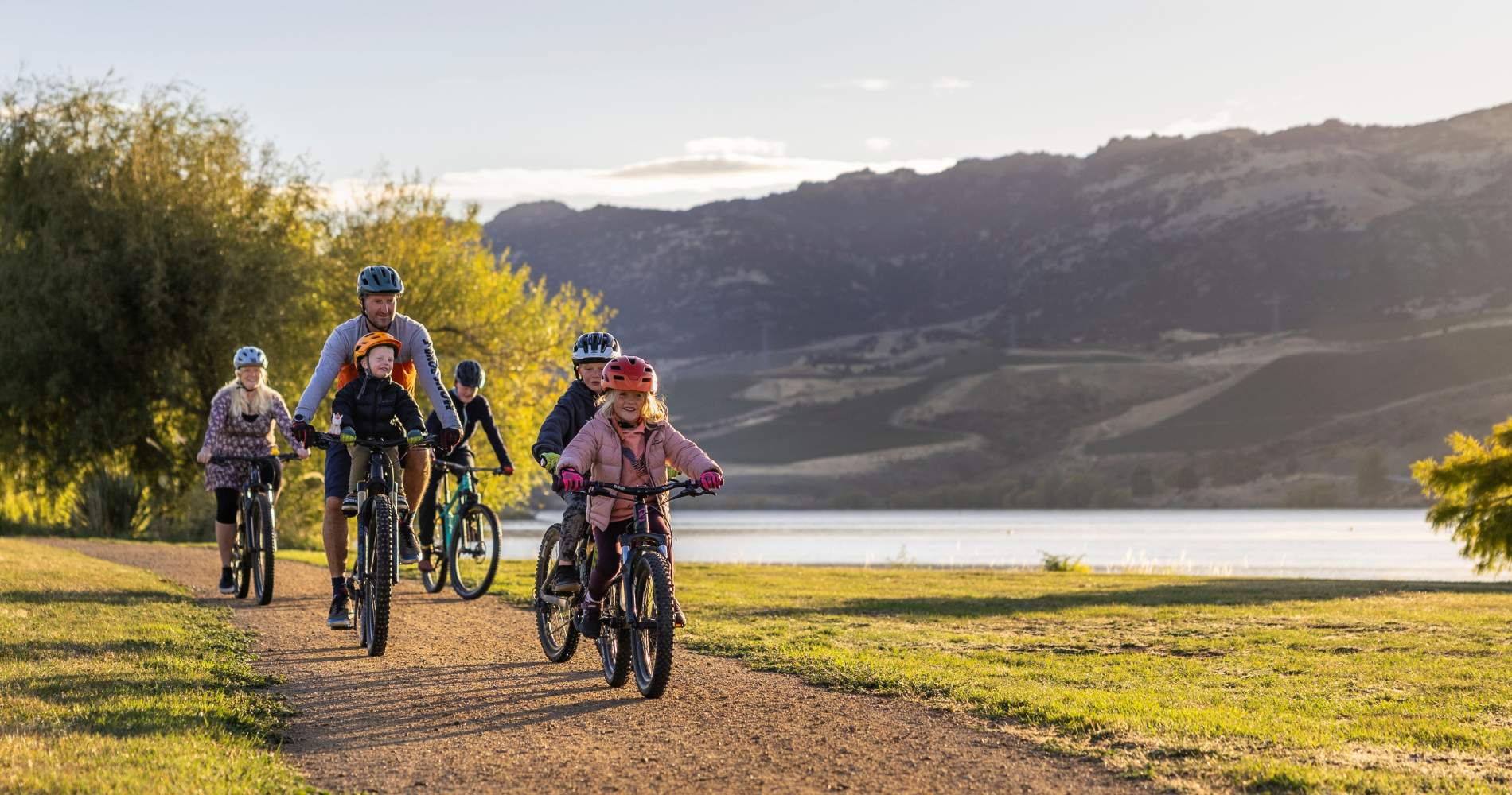 An easy family bike ride on the Lake Dunstan Trail. | Otago Trail Hub