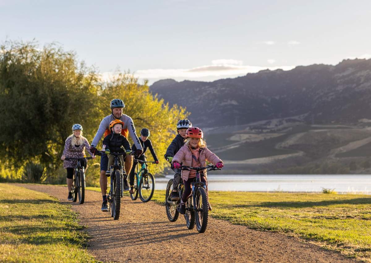 An easy family bike ride on the Lake Dunstan Trail. | Otago Trail Hub