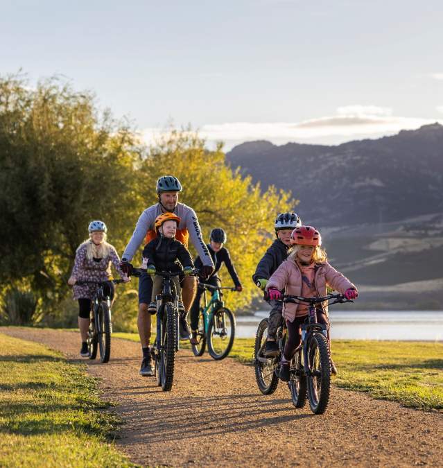 An easy family bike ride on the Lake Dunstan Trail. | Otago Trail Hub